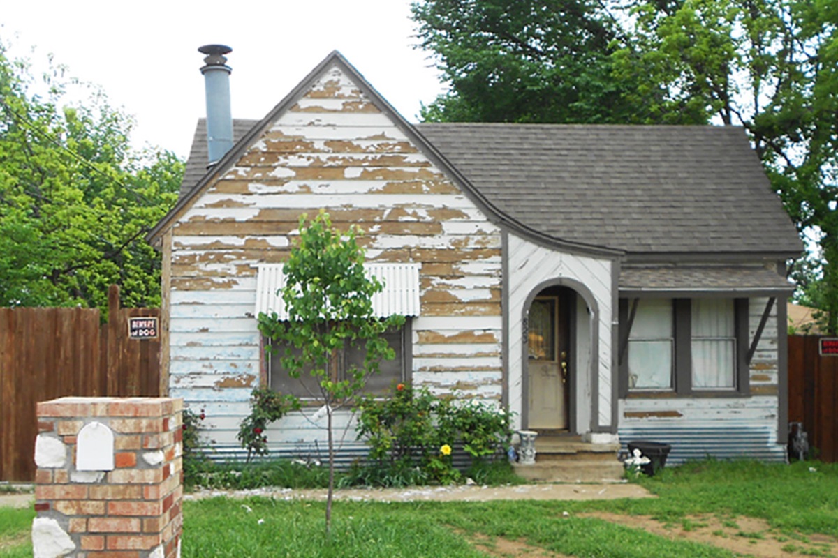 House with peeling paint - Improper weather protection | City of ...